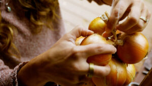 How to Harvest, Cure, String & Store Onions (For Long-Term Storage ...